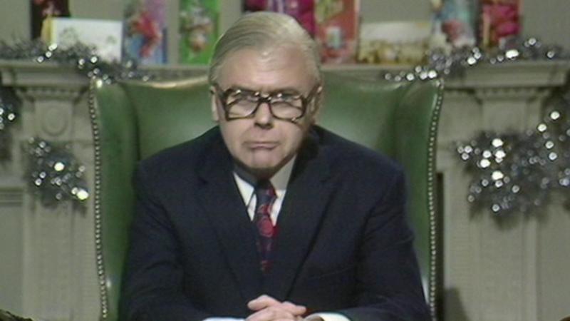 Mike Yarwood, comedian and impersonator, dies aged 82 - BBC News
