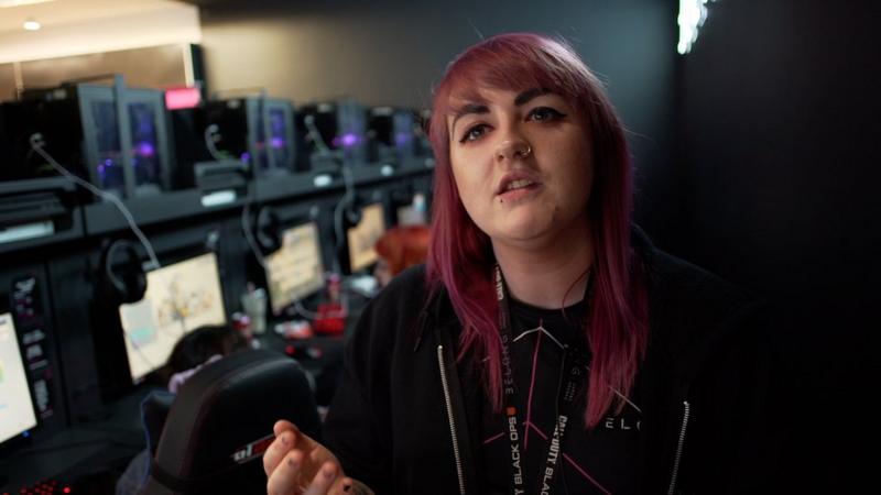 Esports club Cardiff Saints looks for female members - BBC News