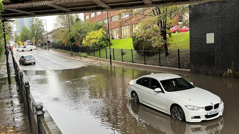 Flooding in London: Heavy rain causes travel disruption - BBC News
