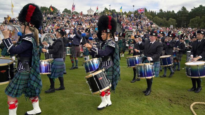 King Charles dons new tartan for Highland games in Braemar - BBC News