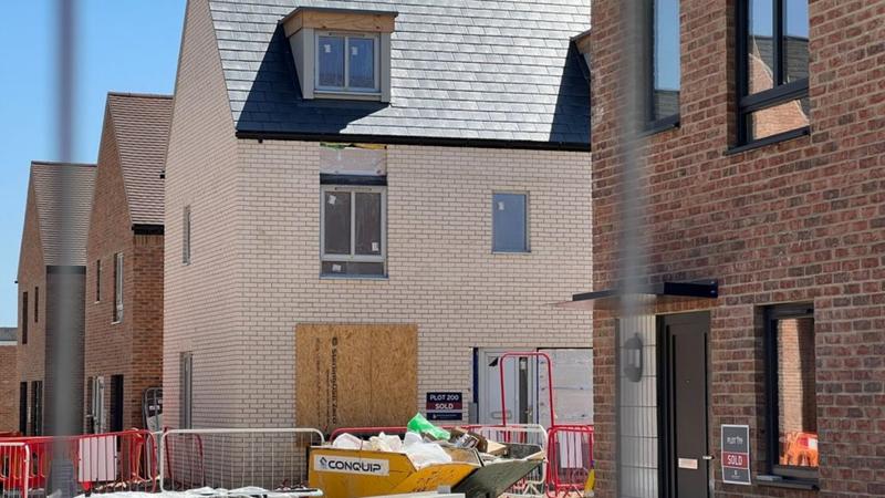 Cambridge newbuild homes to be demolished over issues - BBC News