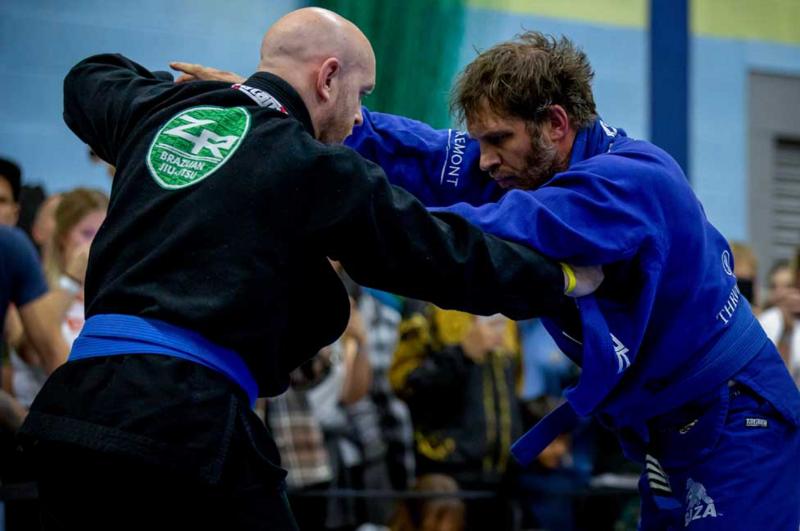 Tom Hardy 'raises the flag for jiu-jitsu' in Milton Keynes - BBC News