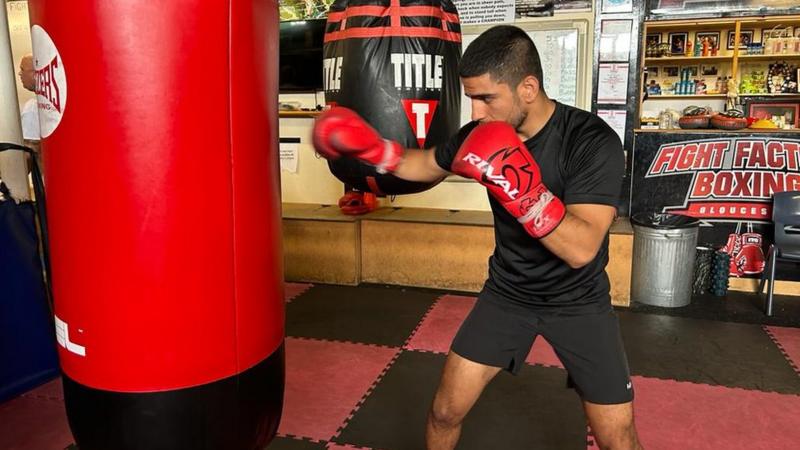 Refugee boxer gives back to Gloucester community - BBC News