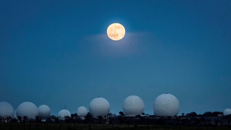 Wolf moon: Full moon and lunar eclipse delight skywatchers - BBC News