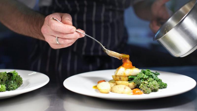 Calories now appear on menus in large restaurant chains - BBC News