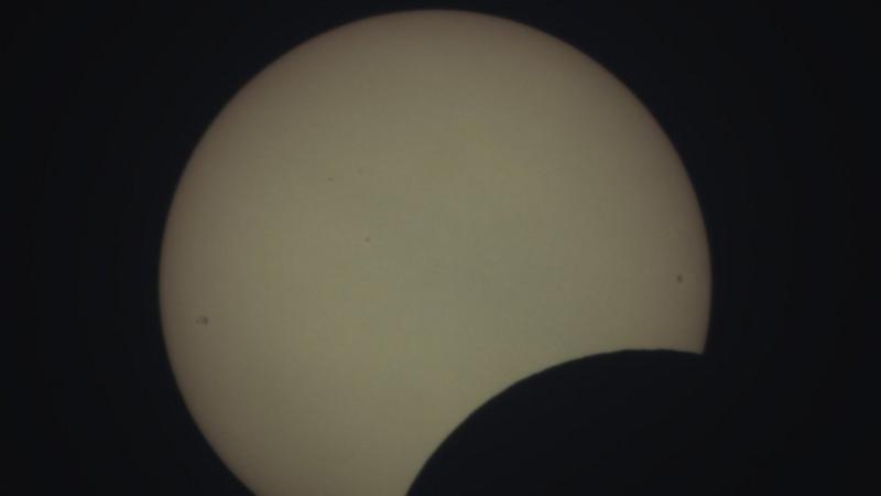 Solar eclipse: Moon blocks part of the Sun over the UK - BBC News