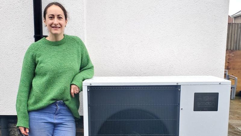 Heat pumps: The 'geeks' obsessing over their new heating systems - BBC News