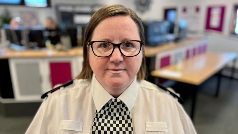 Bedfordshire Police to focus on crime over mental health calls - BBC News