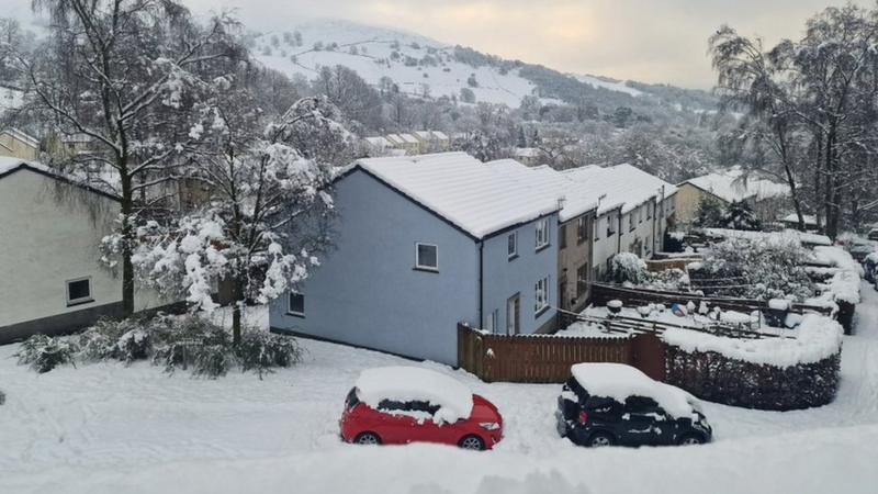 Cumbria snow: Thousands lose power as disruption continues - BBC News
