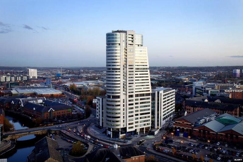 The problem with the skyscraper wind effect - BBC News