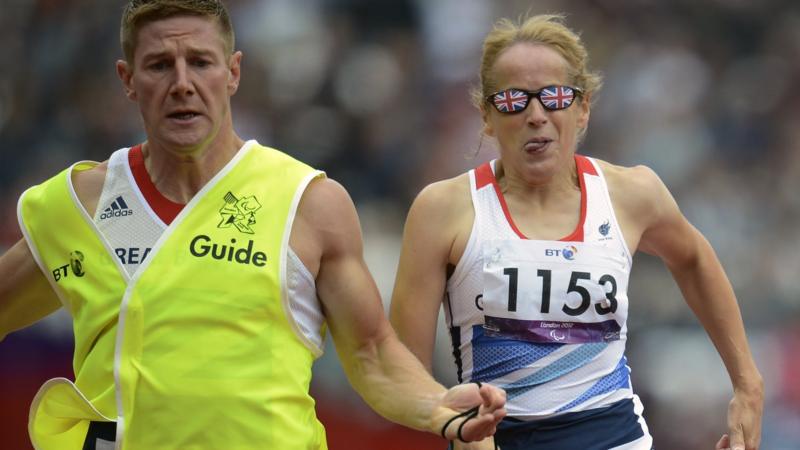 Running blind: How do you run the London Marathon without sight? - BBC News