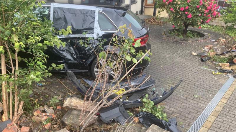 Luton front garden by roundabout crashed into twice - BBC News