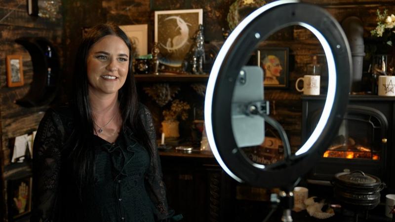 Degree in magic to be offered at University of Exeter - BBC News