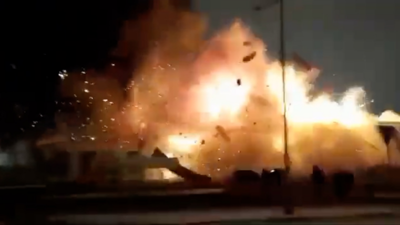 Huge fire engulfs Russian shopping mall Mega Khimki near Moscow - BBC News