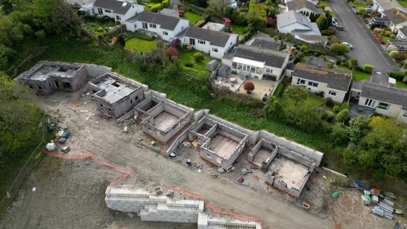 Lock's Hill: Apology over 'eyesore' failed housing development - BBC News