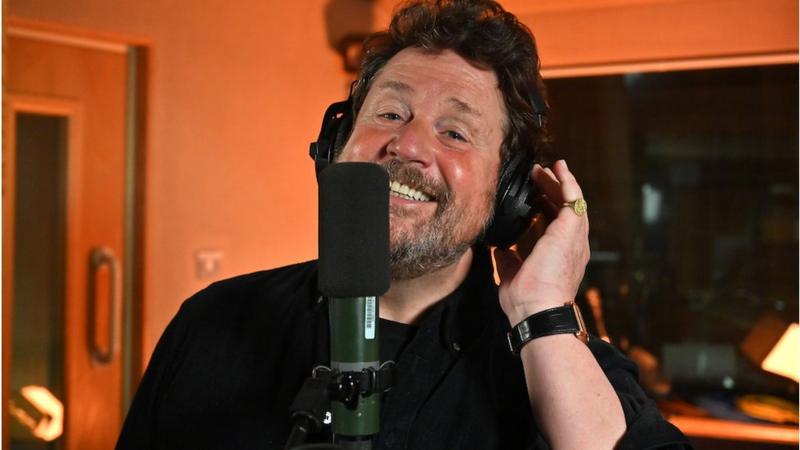 Michael Ball will continue Steve Wright's Love Songs show - BBC News