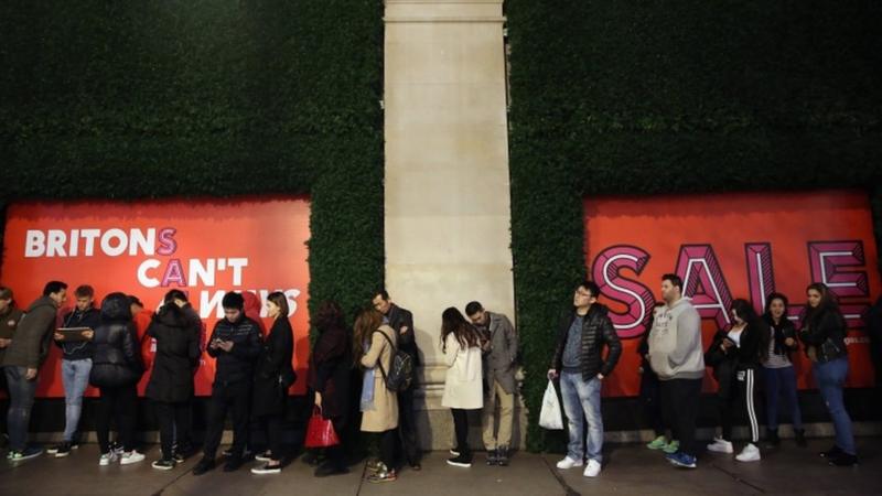 In pictures: London Boxing Day sales 2015 - BBC News