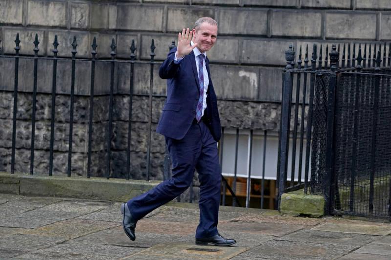 Junior doctors call off strike after new pay offer - BBC News