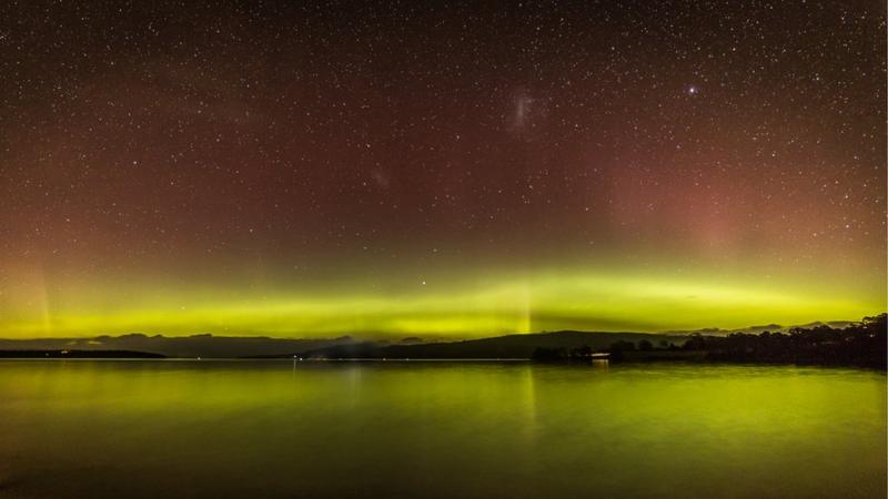 Aurora Australis: Colourful show hits Australia and New Zealand - BBC News