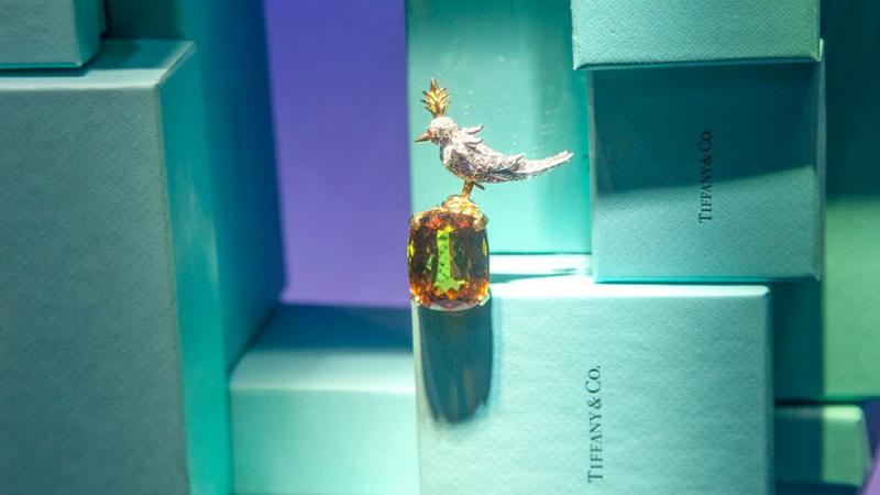 Louis Vuitton casts doubt over $16bn Tiffany takeover - BBC News