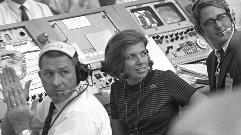 Apollo 11 astronaut Michael Collins dies at 90 - BBC News