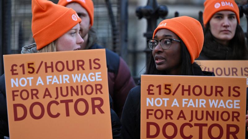 Consultants end pay dispute with government in England - BBC News