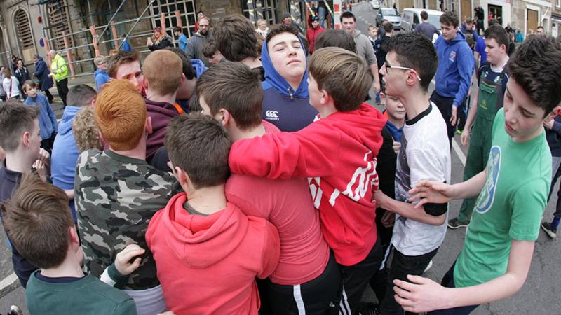 In pictures: Uppies battle the Doonies in Jedburgh's ba' game - BBC News