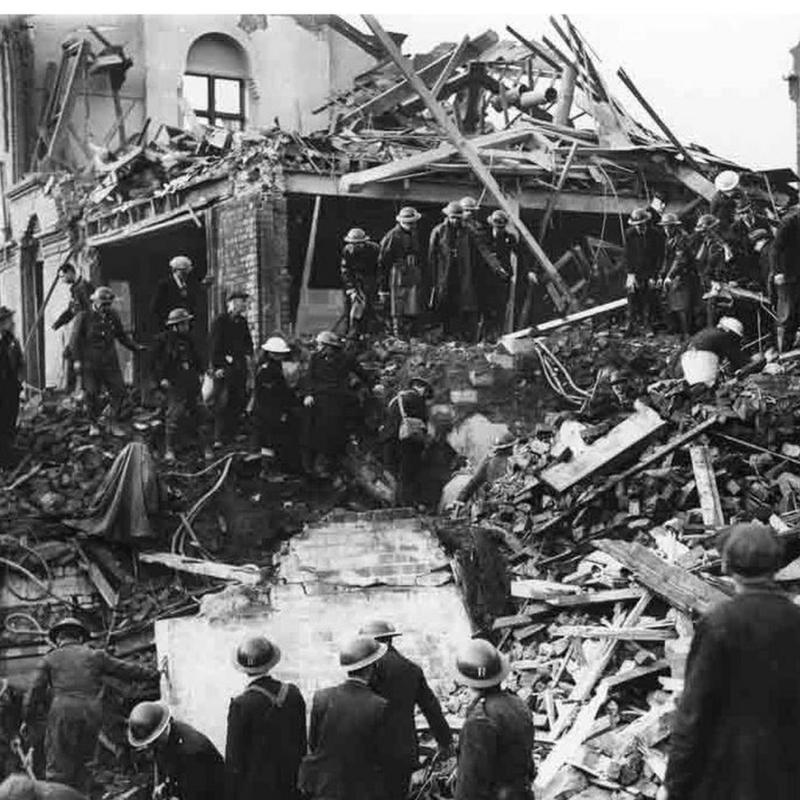 Liverpool marks World War Two's 'worst civilian' bombing - BBC News