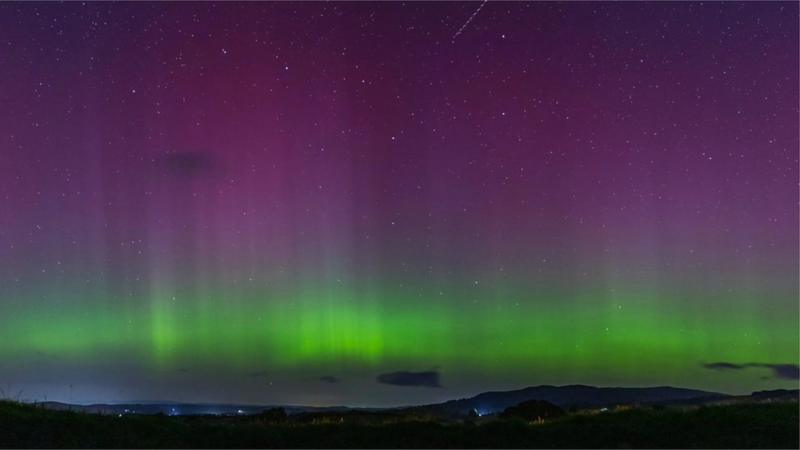 Northern Lights: England's skies glow in aurora spectacle - BBC News