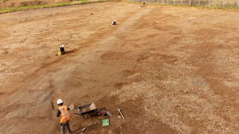 Ancient road found beneath new town in Devon - BBC News