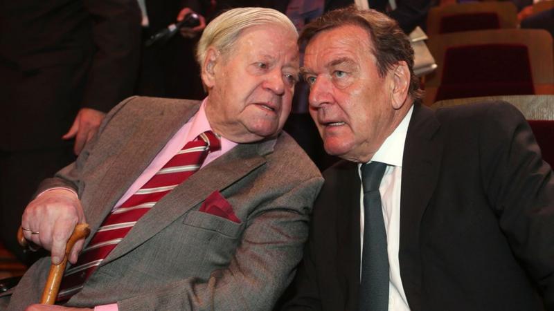 Helmut Schmidt: West Germany's Cold War master of realpolitik - BBC News