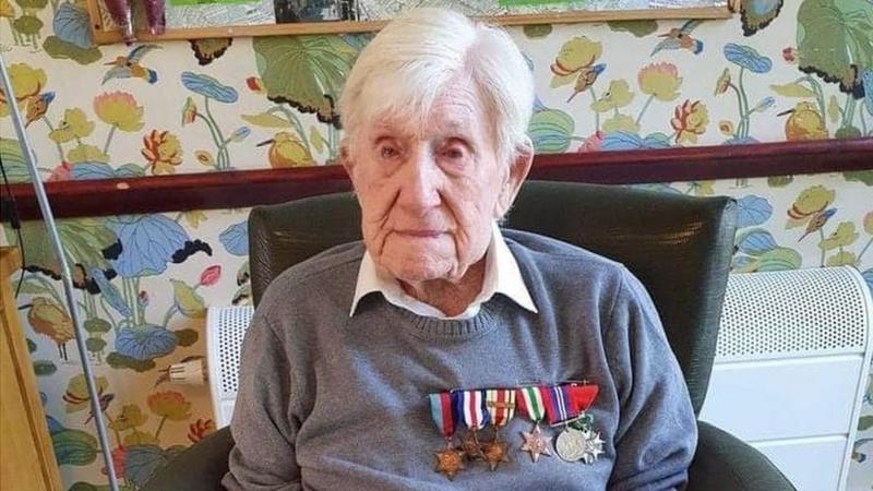 Donald Rose: Spitfire flypast for UK's oldest WW2 veteran - BBC News