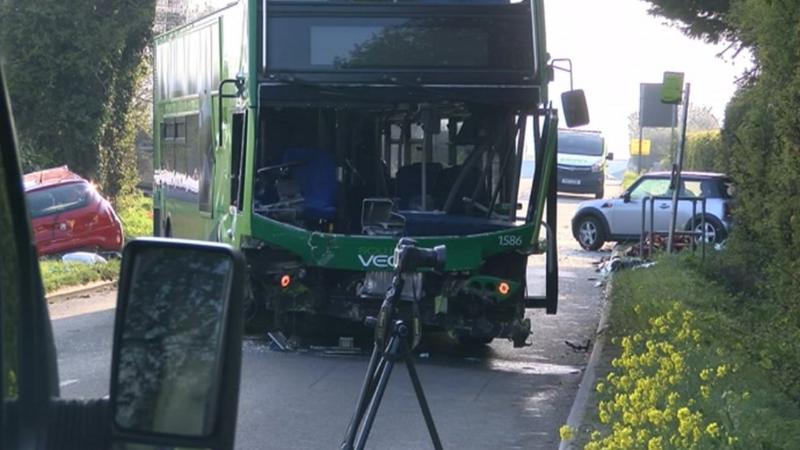 Isle of Wight: One dead and 22 hurt in bus crash - BBC News