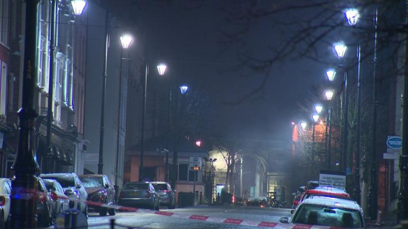 Londonderry: Bomb explodes in car outside courthouse - BBC News