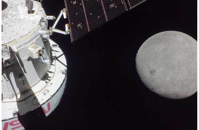 Nasa's Artemis spacecraft arrives at the Moon - BBC News