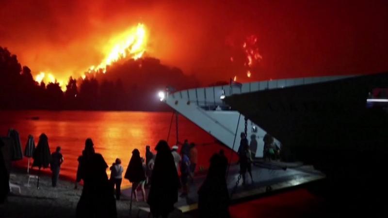 Greece fires: Foreign teams join battle on Evia island - BBC News