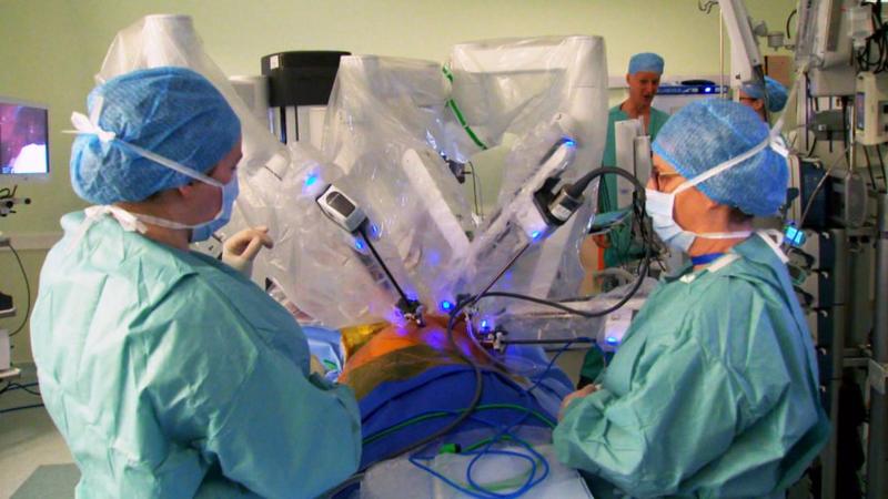 The NHS robots performing major surgery - BBC News