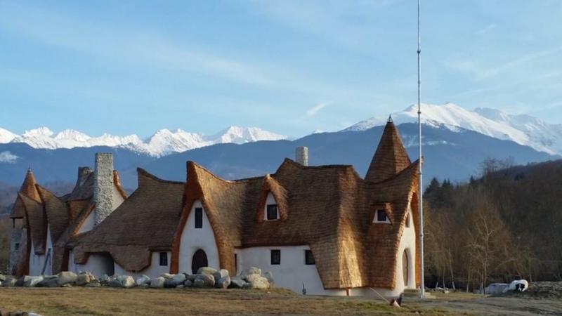 Couple build 'fairytale' castle in Transylvania - BBC News