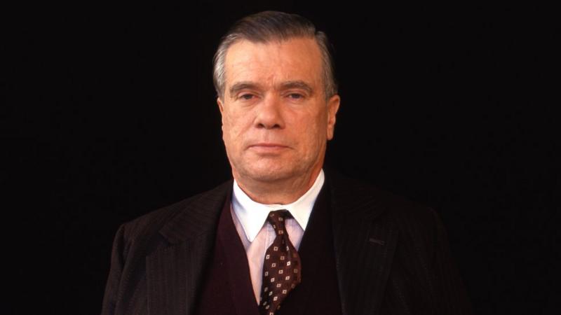 Heartbeat actor William Simons dies aged 79 - BBC News