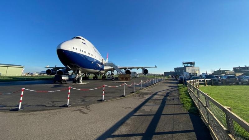 Boeing 747: Last plane delivered in regal send-off - BBC News