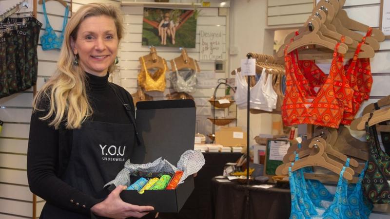 Abingdon charity volunteer collecting 1,000 bras and knickers - BBC News
