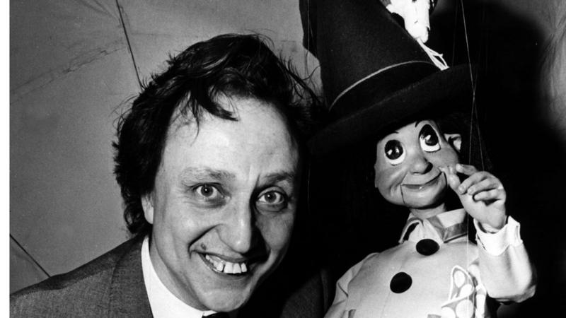 Sir Ken Dodd: Comedy legend dies, aged 90 - BBC News