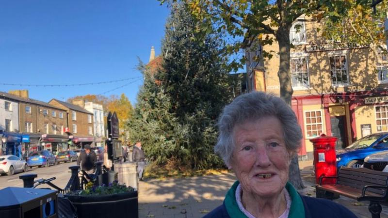 March wonky Christmas tree 'like leaning tower of Pisa' - BBC News