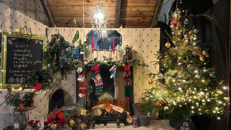 Two Ronnies: Norfolk shop pays tribute to fork handles sketch - BBC News