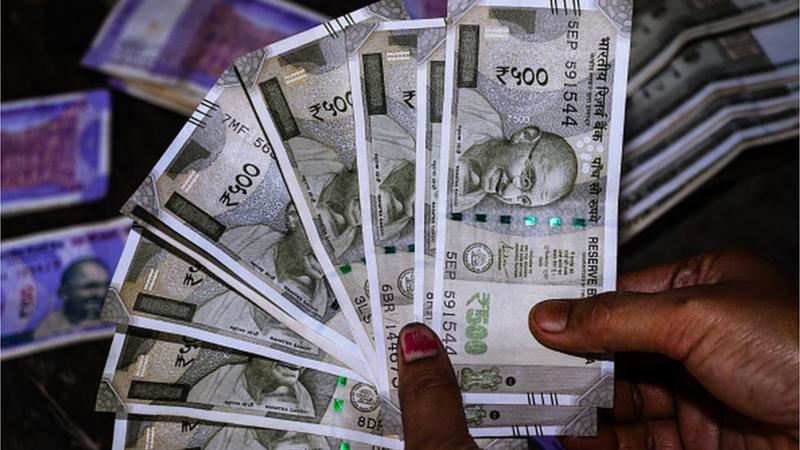Cash rules in India despite digital payment boom - BBC News