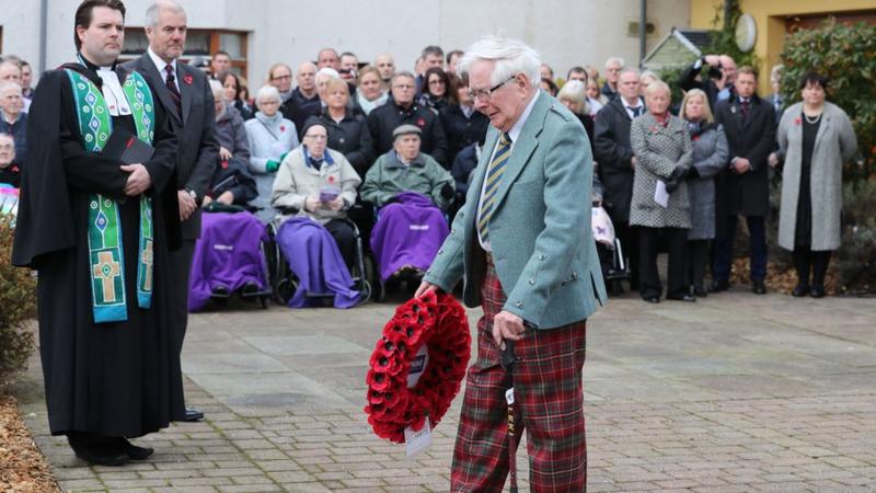Scotland's two-minute silence to remember war dead - BBC News