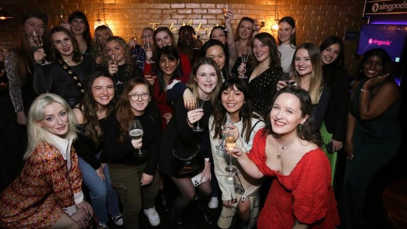 The Lonely Girls Club: 'I only saw people on a screen' - BBC News