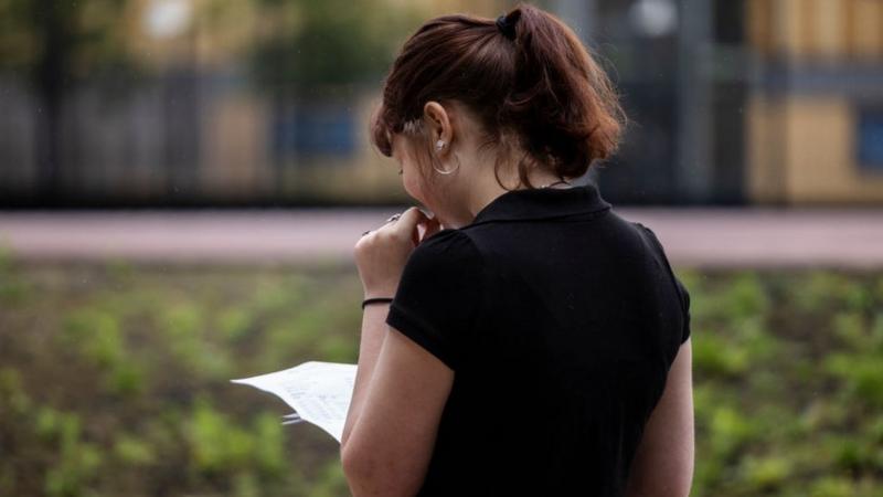 GCSE results: Grades show growing regional divide in England - BBC News