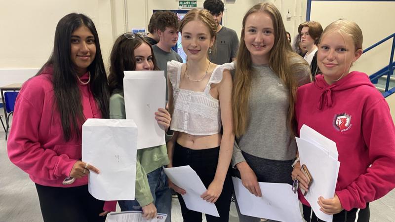 GCSE results: Grades show growing regional divide in England - BBC News