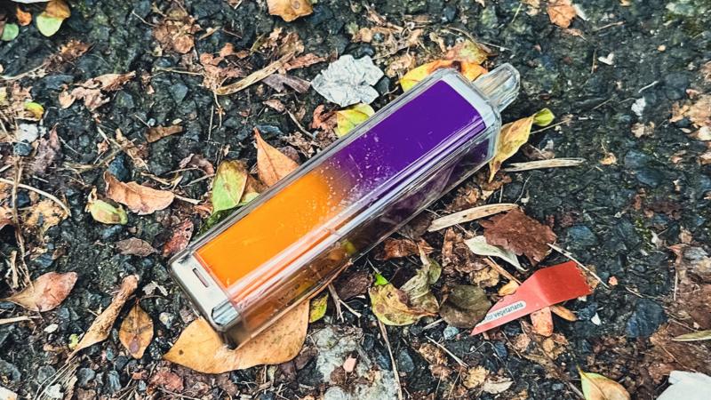 Over four million illegal vapes seized at border - BBC News